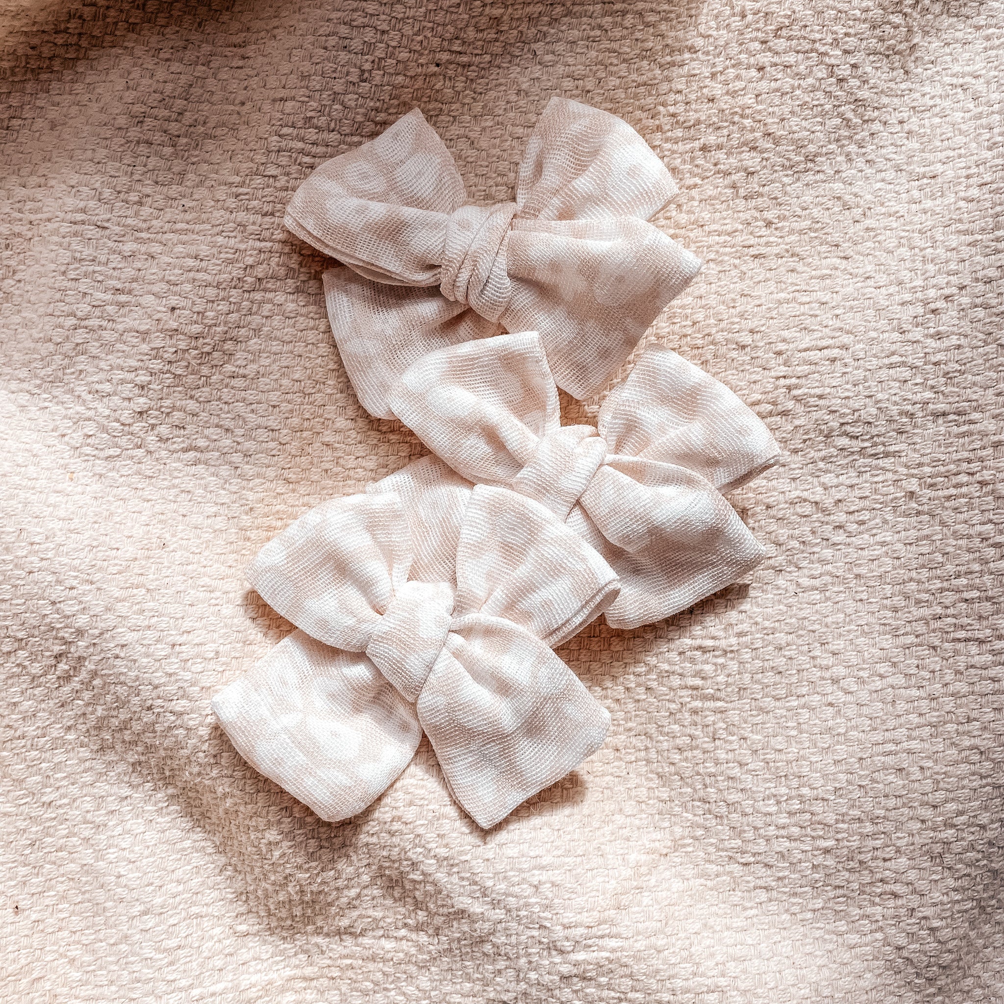 Boucle régulière fleur beige – Paillettes et Jujube